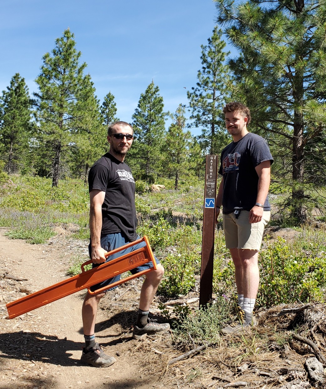 Sign Installation on Gateway Trails – Mount Shasta Trail Association